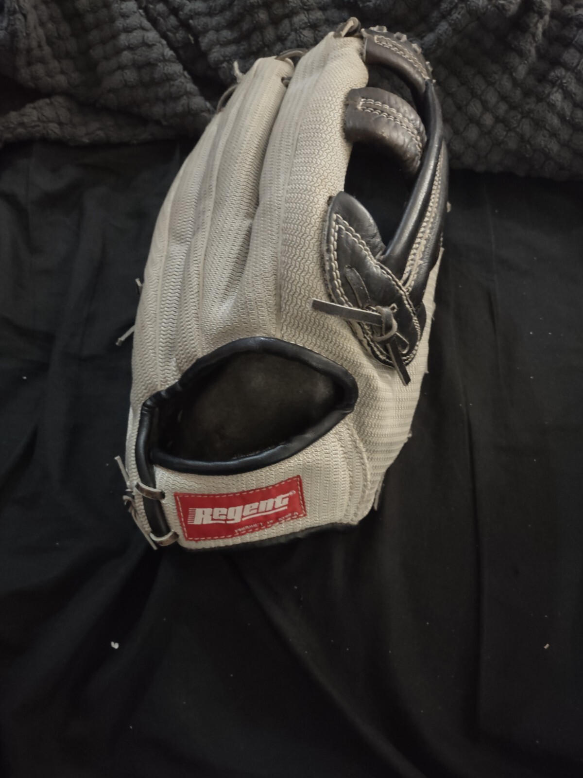 Vintage Regent Baseball Glove RHT gray and black XG/700 | eBay