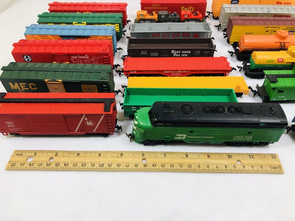 Huge Lot Of 20 HO Scale Box, Freight Cars Lifelike Tyco Bachman +1 Loco ...
