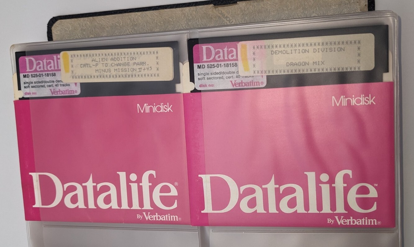 Lot of 64 Vintage 5.25" Floppy Disks Games, Math, Microsoft, Apple PC ...