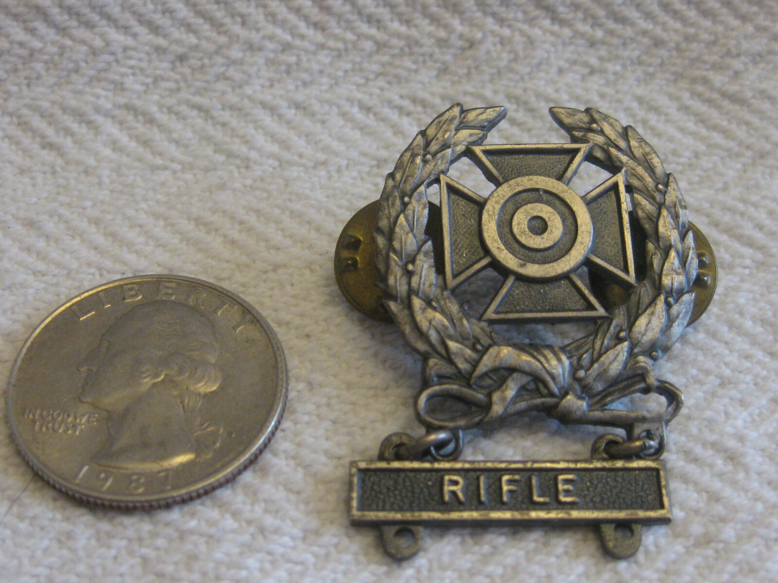 US Army with hanging "Rifle" insignia lapel PIN used … - Gem
