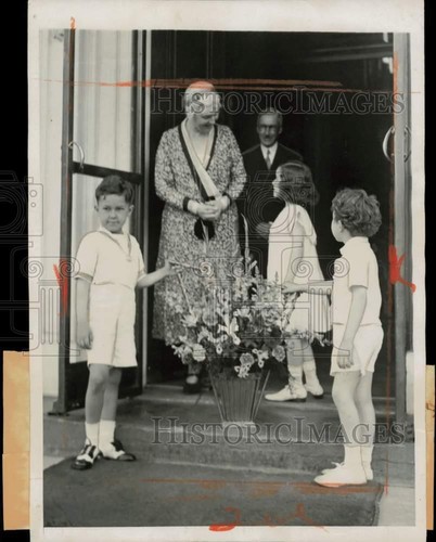 1932 Press Photo Children bring flowers to Mrs. Hoover at executive ...