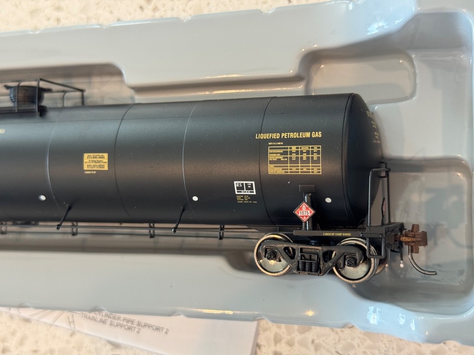 Athearn Genesis Item ATHG68456-Union Tank Car UTC 33K LPG Tank Car"Late ...