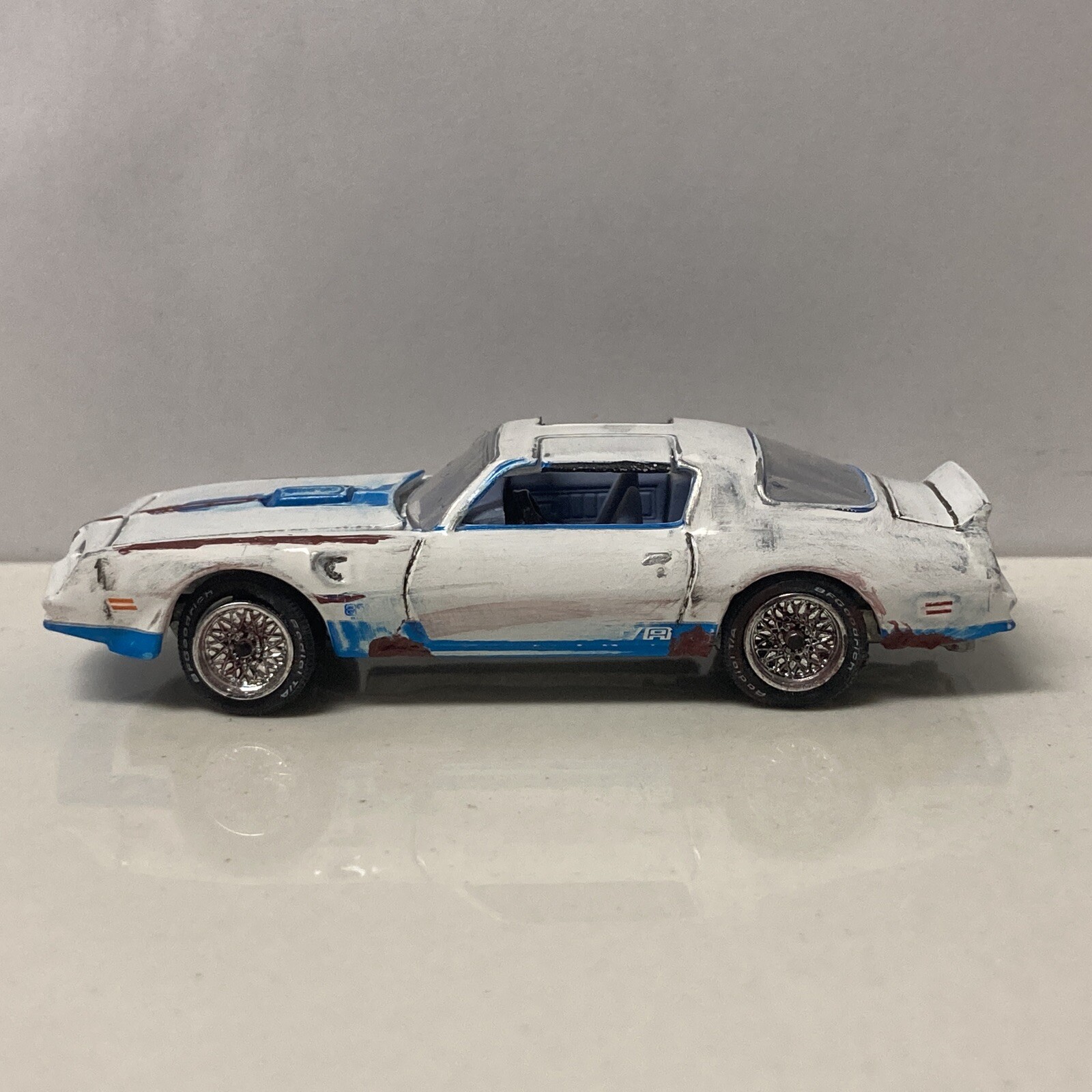 CUSTOM Greenlight 1/64 Weathered Barn Find White 1978 Pontiac Firebird ...