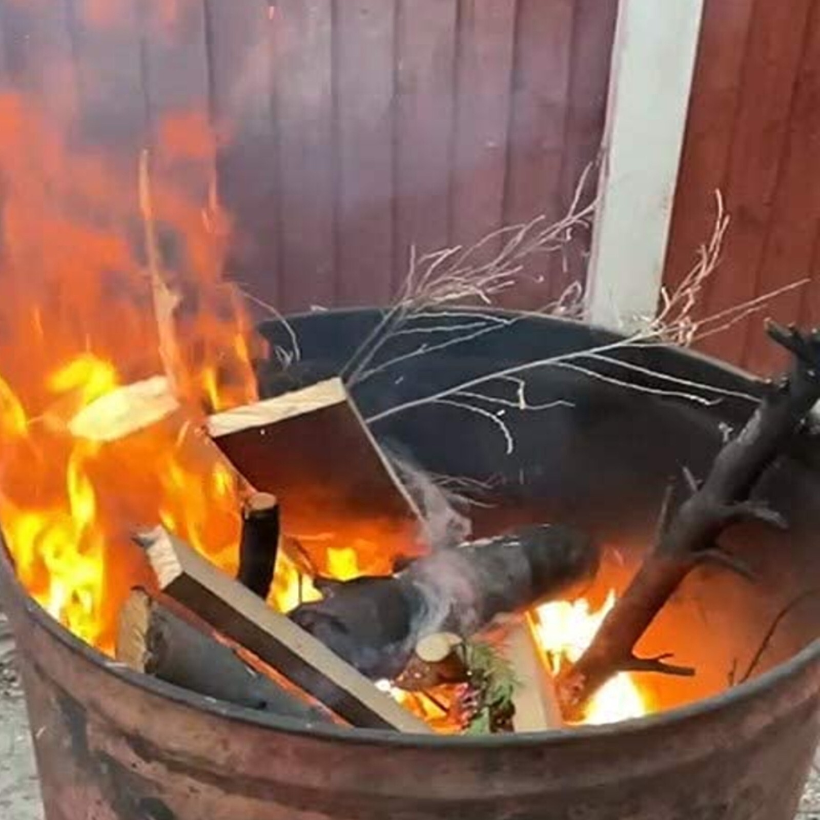 210 LITRE LARGE GARDEN BURNER/INCINERATOR/BONFIRE BIN FOR WOOD/RUBBISH ...