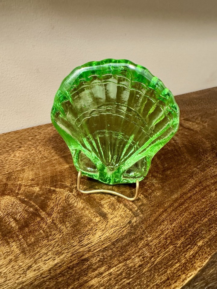 Vintage Iridescent Green Glass Seashell Clam Shell Art Glass ...