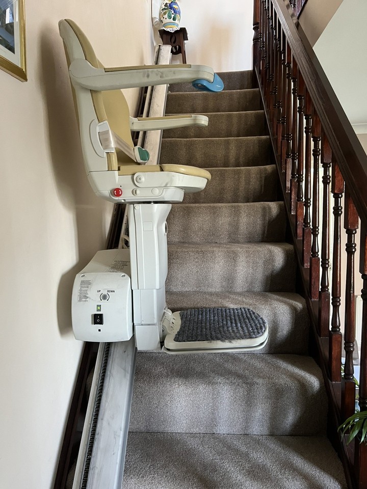 Handicare 950 Plus Stairlift BUYER TO UNINSTALL ON COLLECTION See ...