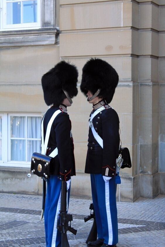 New British Royal Guard Uniform with Men's Blue Coat, Men's Fashion ...