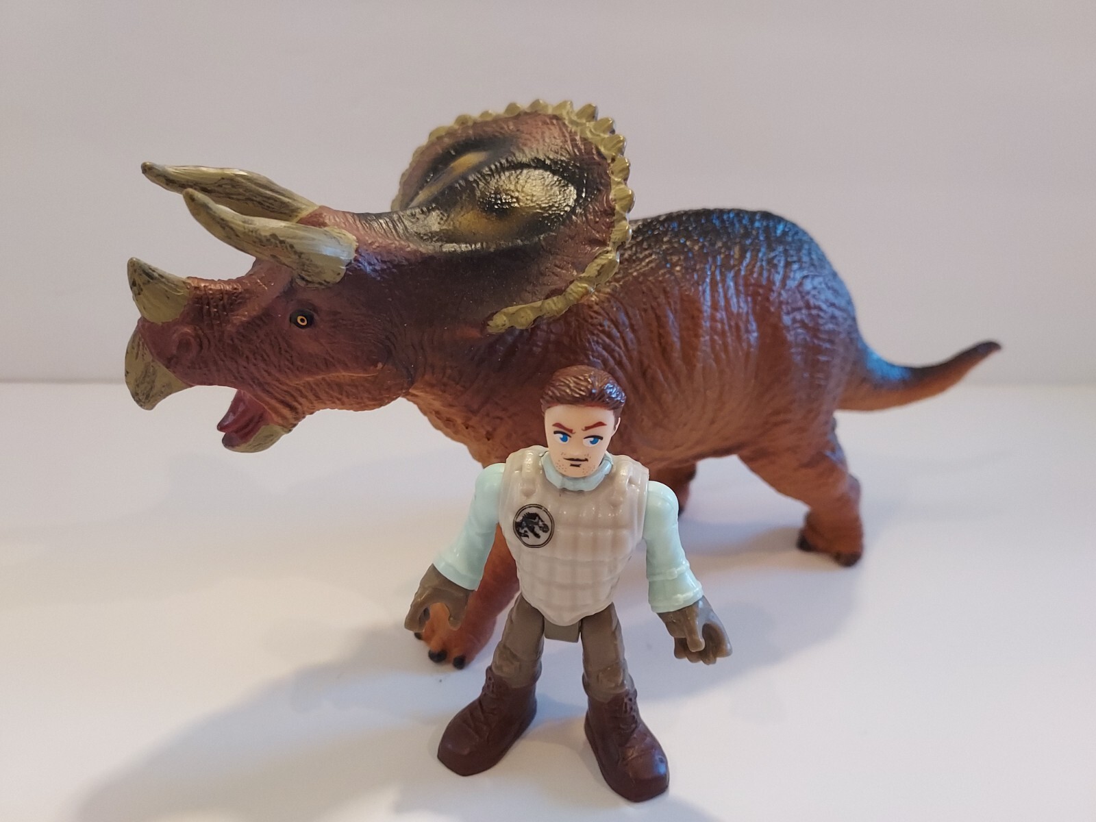 Dinosaur Triceratops & Imaginext mini figure, Owen from Jurassic World ...