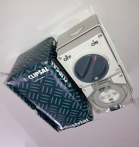 Clipsal 56 Series 56C532 IP66 32A 500V Switched Socket Outlet 3-Ph 5 ...