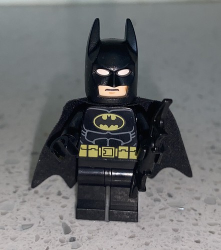 Batman - Black Suit with Yellow Belt and Crest LEGO Minifigure sh016b ...