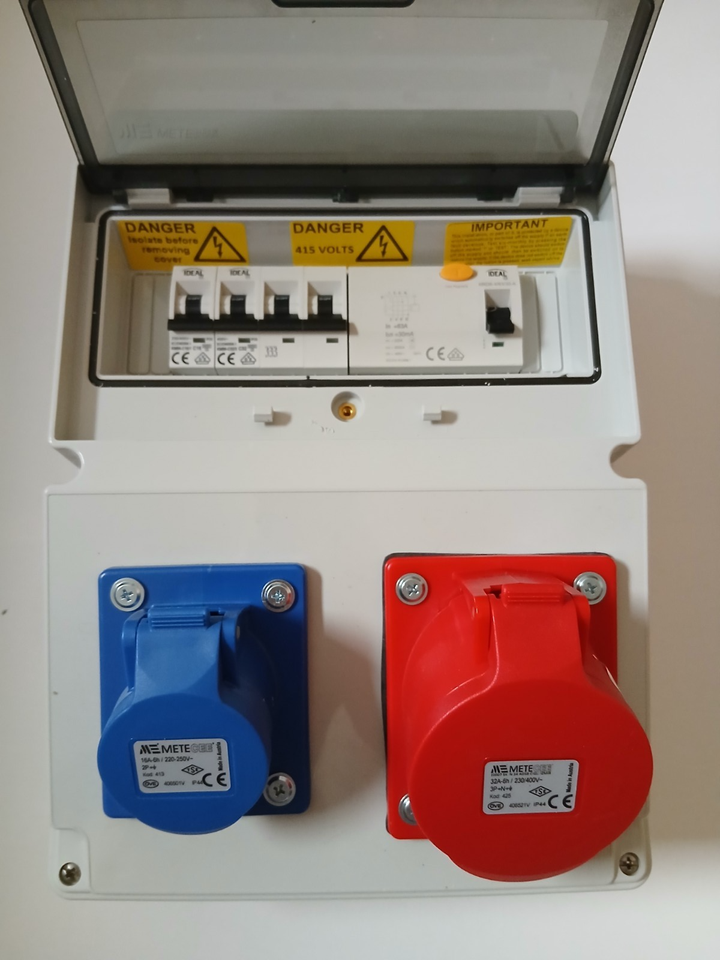 Wall mounted distribution board, industrial CEE Socket. 3 Phase RCD ...