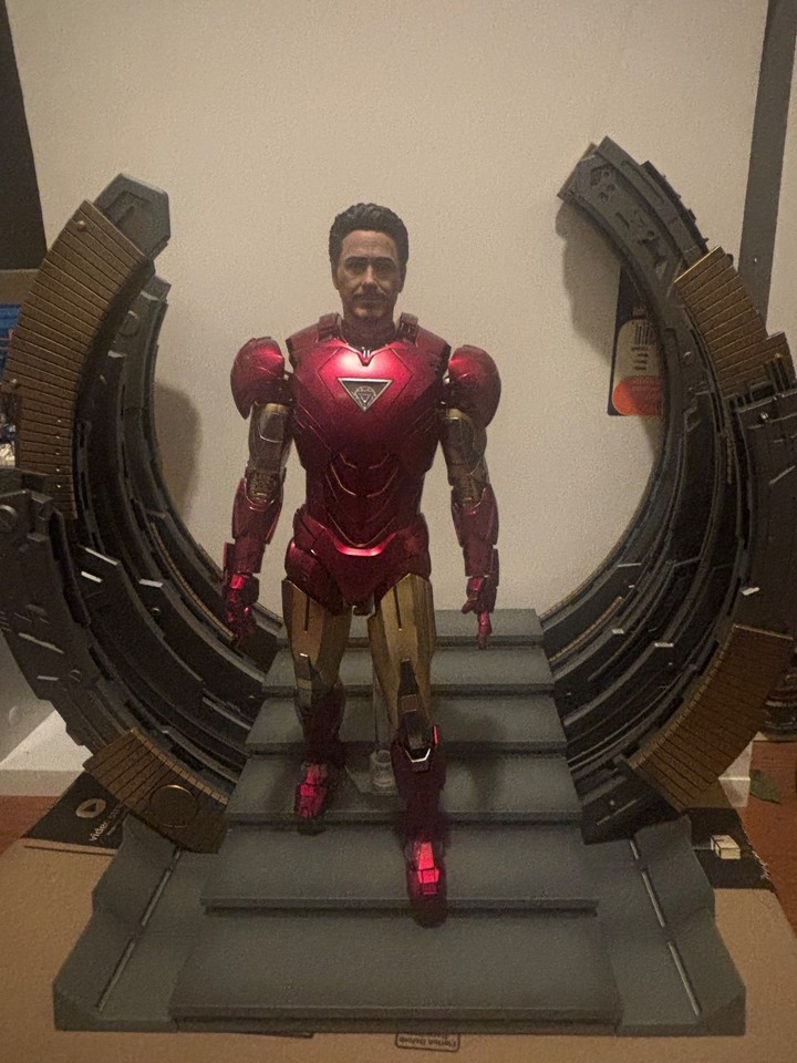 HOT TOYS 12" IRON MAN MARK VI (2.0) W SUIT UP GANTRY SIXTH SCALE SET ...