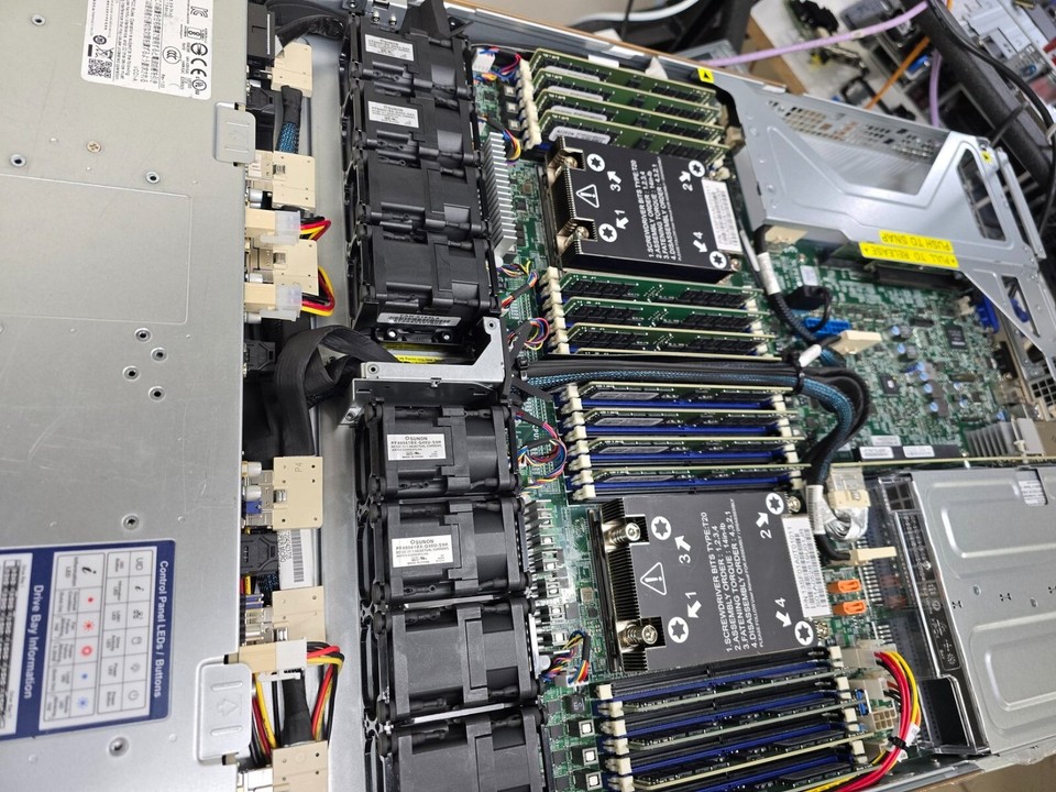 1U Supermicro 2x EPYC 7B13 128x cores 1TB RAM 12x NVMe 2x 7.68TB 4x10G ...