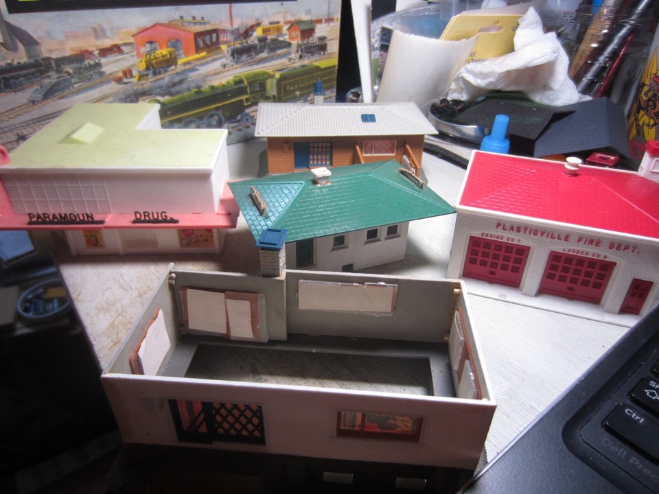 HO train buildings; Lot of three trackside structures & a signal tower ...