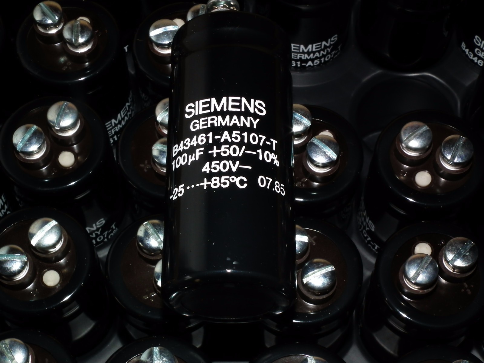 Two vintage NOS electrolytic capacitors 100uF 450V Siemens Germany ...