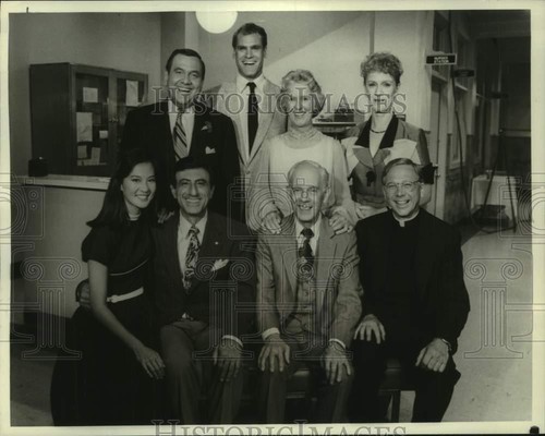 1983 Press Photo Harry Morgan and cast of CBS-TV's "AfterMASH ...