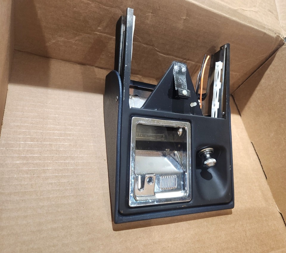 73-87 CHEVY GMC SQUARE BODY ASH TRAY ASSY K5, Suburban Blazer Very NICE ...