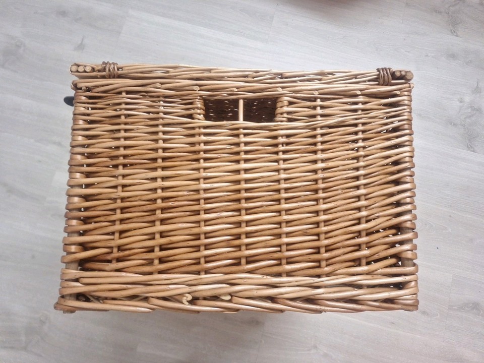 LARGE WICKER PICNIC HAMPER BASKET WITH 2 STRAP FASTENINGS & HANDLE 52x ...