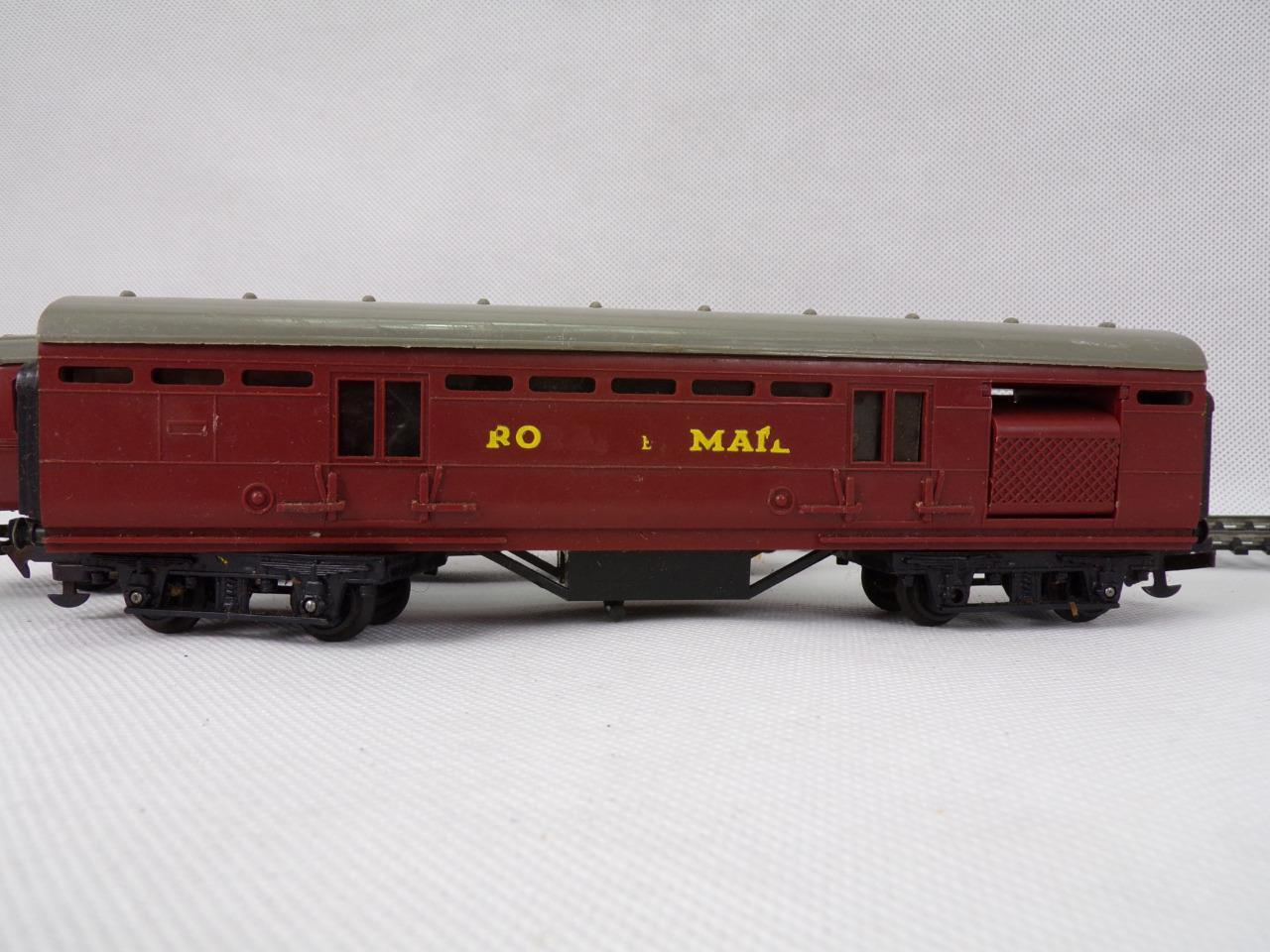 Two Triang LMS R20 Maroon standard carriages and R23 Royal Mail Coach ...