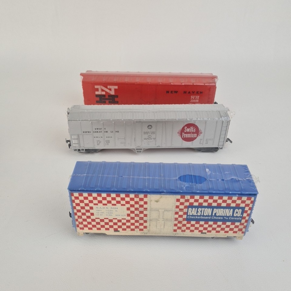 🚨 Lot 26 HO Scale Freight Train Box Cars Cabooses Tanker Cattle And ...
