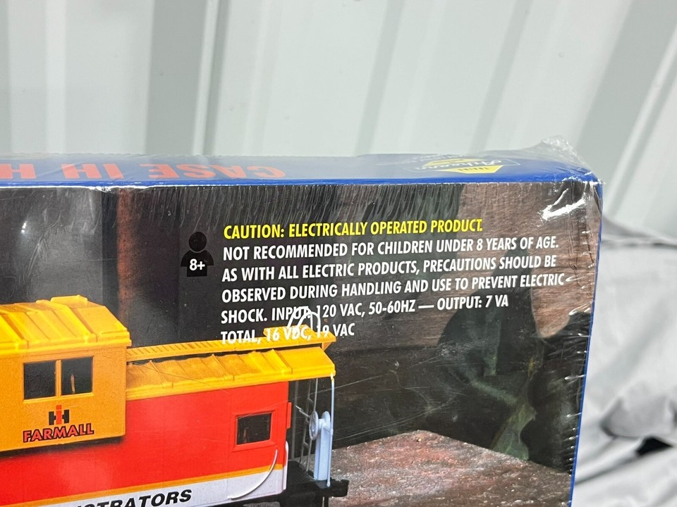 CASE IH International Farmall GOLD DEMO 1026 Tractor Athearn Train Set ...