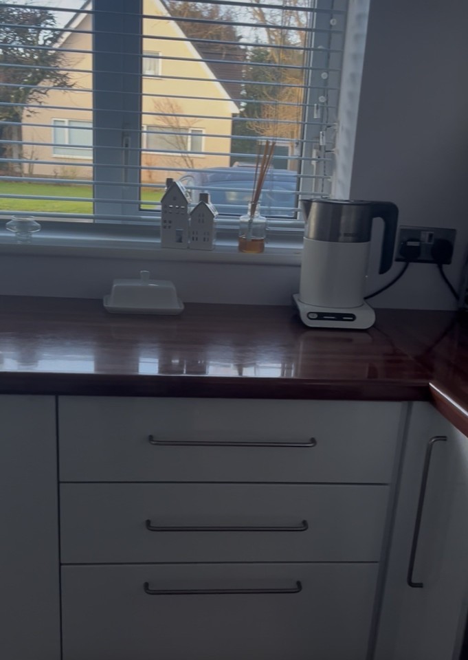 Used Good Condition Kitchen Units, Worktops & Appliances - Gloss White ...