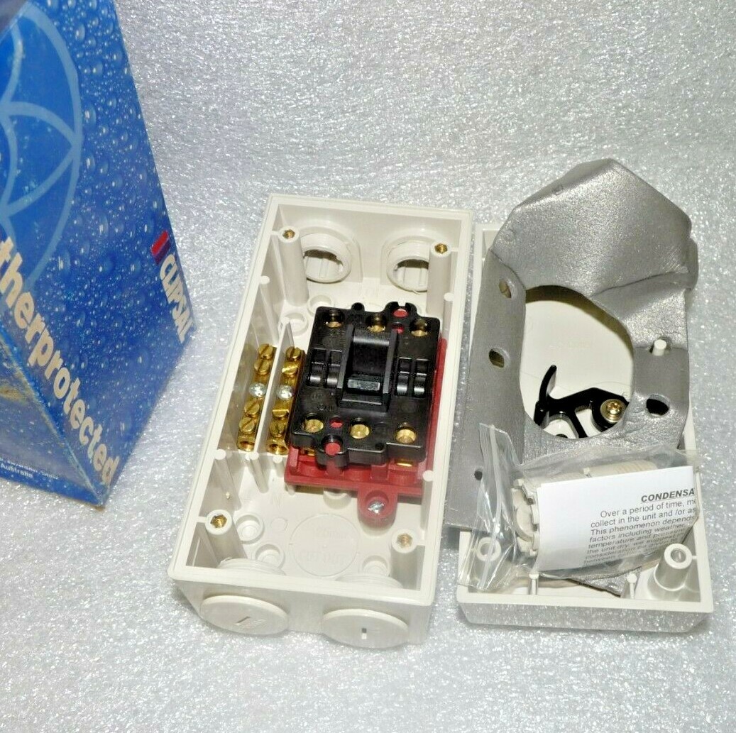 Clipsal WHT35 Triple Pole Weather Protected Surface Mount Switch NEW IN ...