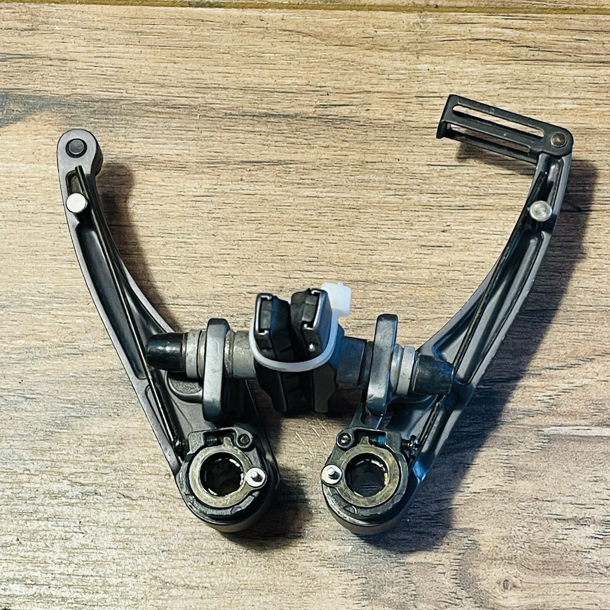 Shimano XTR BR-M950 FRONT V-Brake & Pads - NO MOUNTING BOLTS Shimano XTR BR-M950 FRONT V-Brake & Pads - NO MOUNTING BOLTS