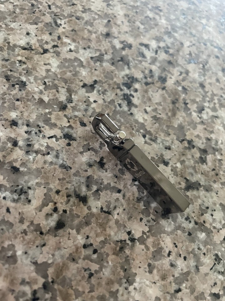 Engraved Linux Boot USB - Ubuntu Desktop, Server, Kubuntu, Xubuntu ...