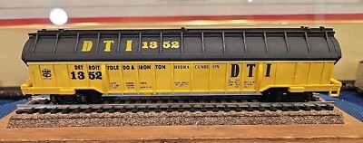 HO Scale, DTI 1352, 52' Coil Coach, with Coil Load, Hook Horn Couplers ...