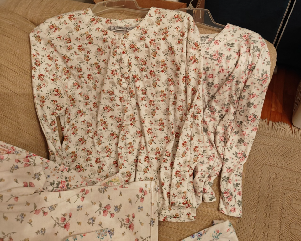 BIZZIT Collection; Women's XL floral summer tops- unique patterns; lot ...