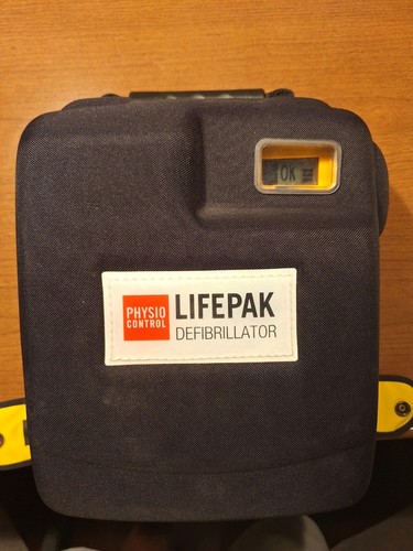 Physio Control Lifepak 1000 Defib with Case .Good battery! Includes 2 ...