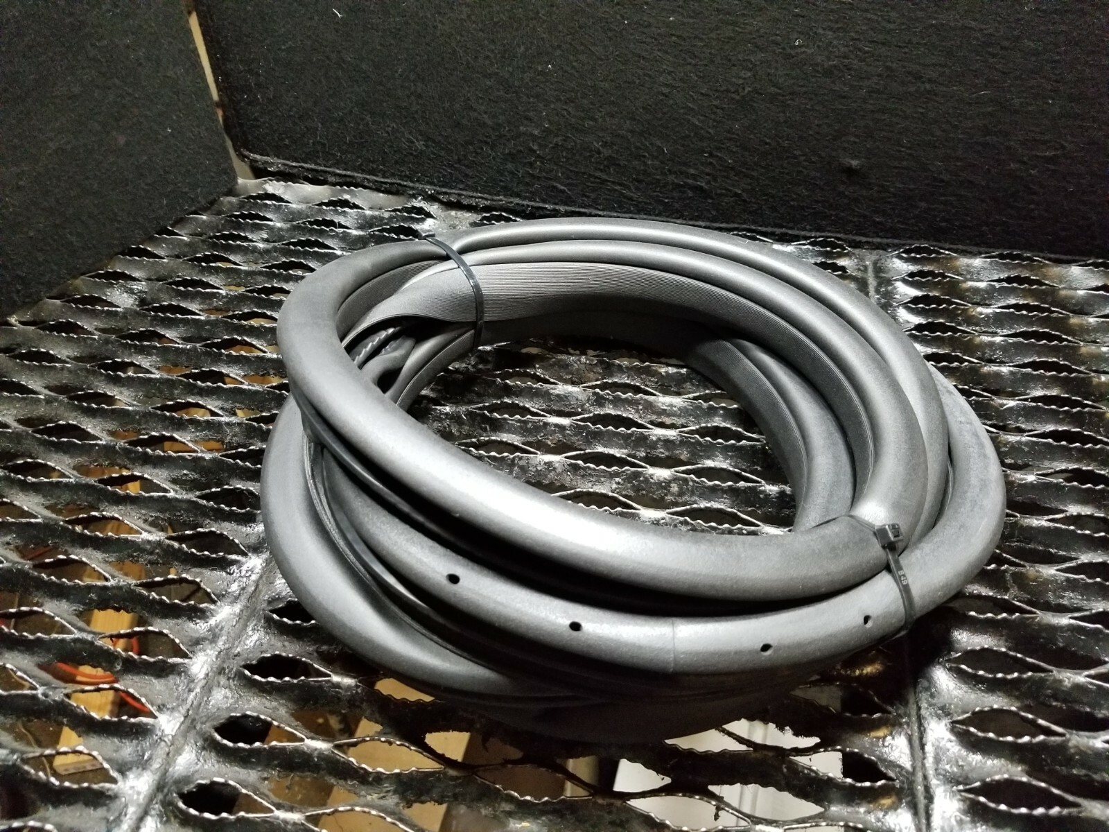 10 11 12 13 Mercedes W212 E350 REAR LEFT DRIVER DOOR WEATHER STRIP SEAL ...