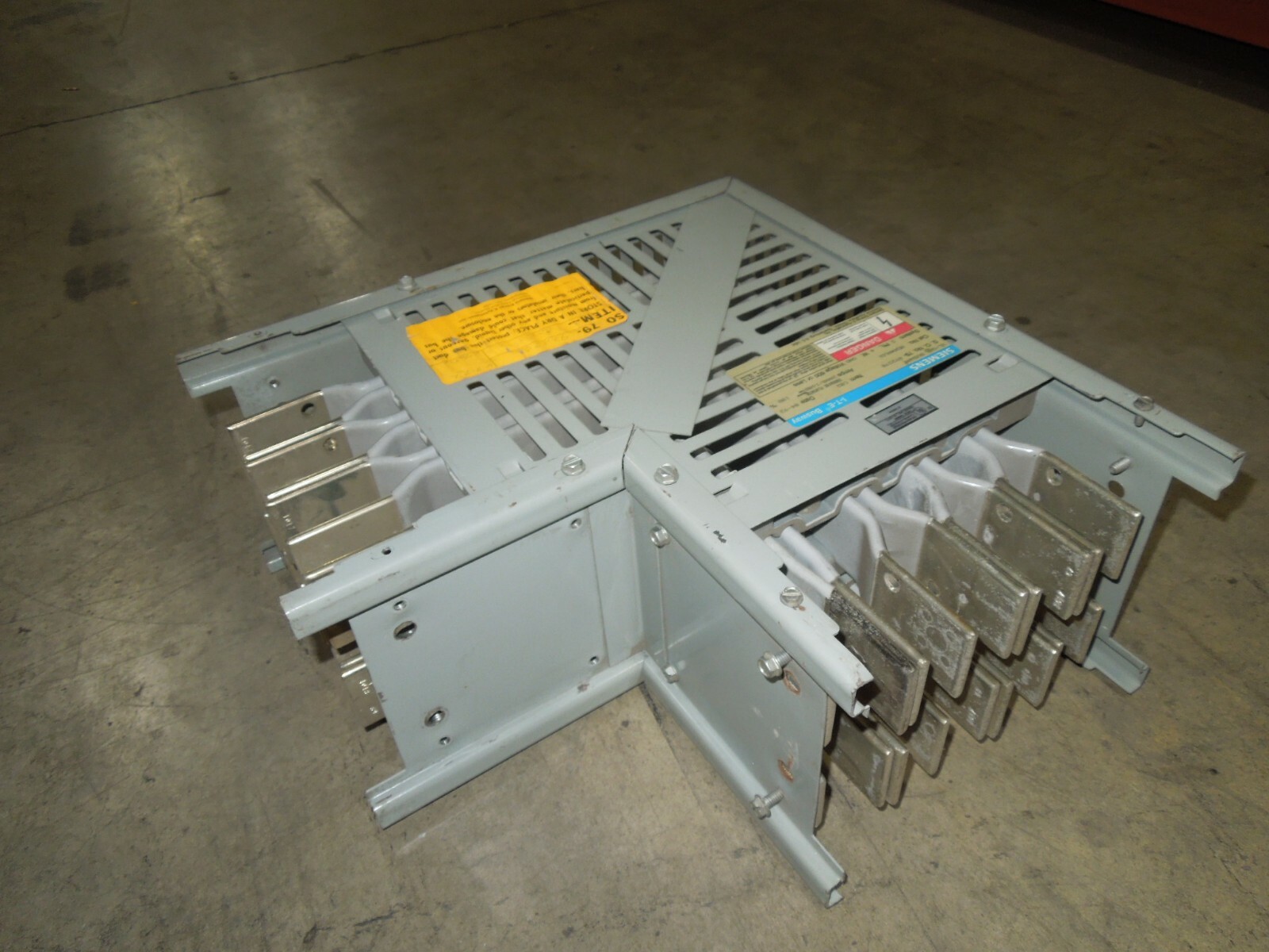 ITE XL-U Ventilated U520AVLG2 2000A/1600A 3Ph 4W 600V Aluminum Busway ...