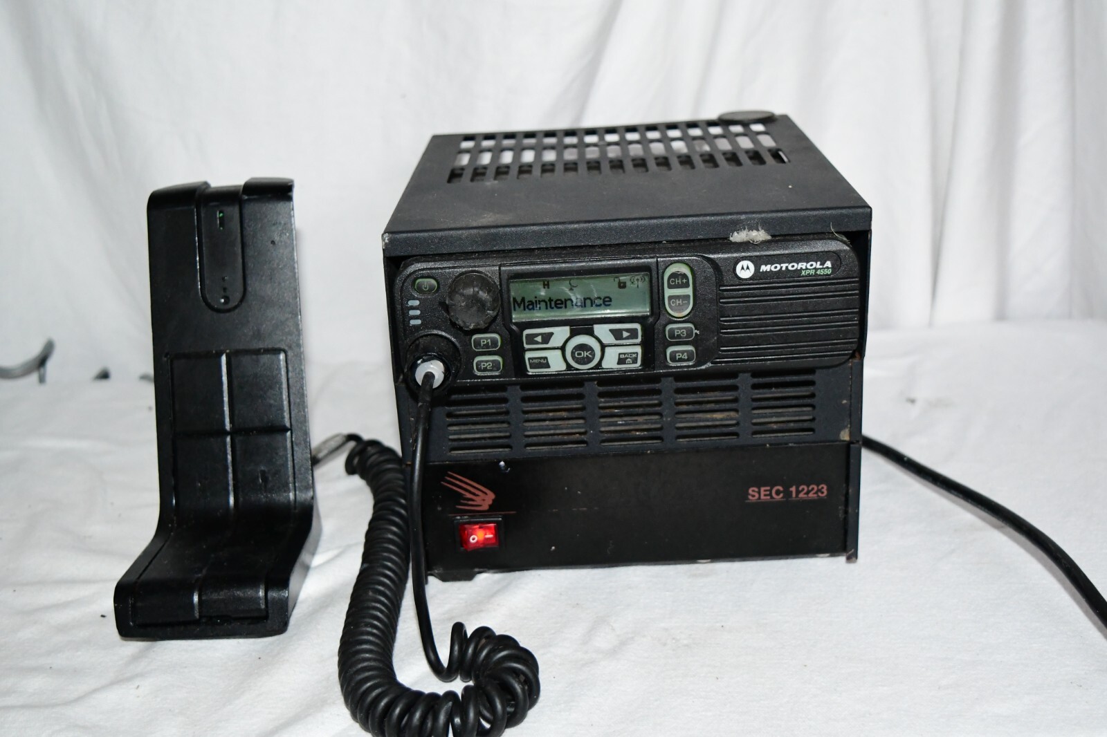 MOTOROLA XPR-4550 RADIO W SEC1223 & MIC-NEEDS RE-PROGRAM- READ #3 ...