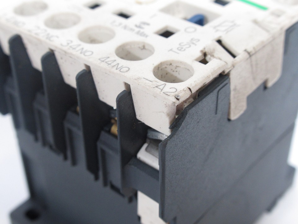 Schneider Electric CA3KN31BD3 Control Relay 24V *Cosmetic Damage* USED ...