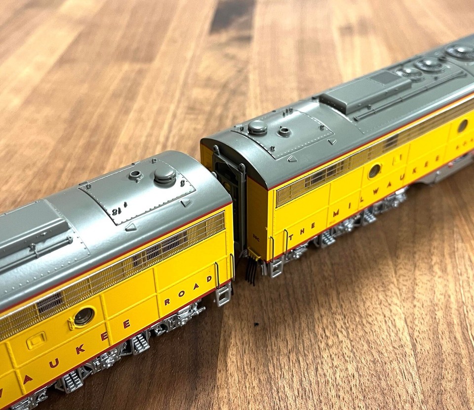RAPIDO 28556 HO SCALE E8 A/B Set Milwaukee Rd #30C/30B UP YELLOW DCC ...