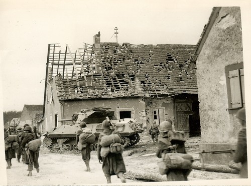 Press Photo: French Troops w/ M10 Tank Destroyer in SCHEIBENHARD ...