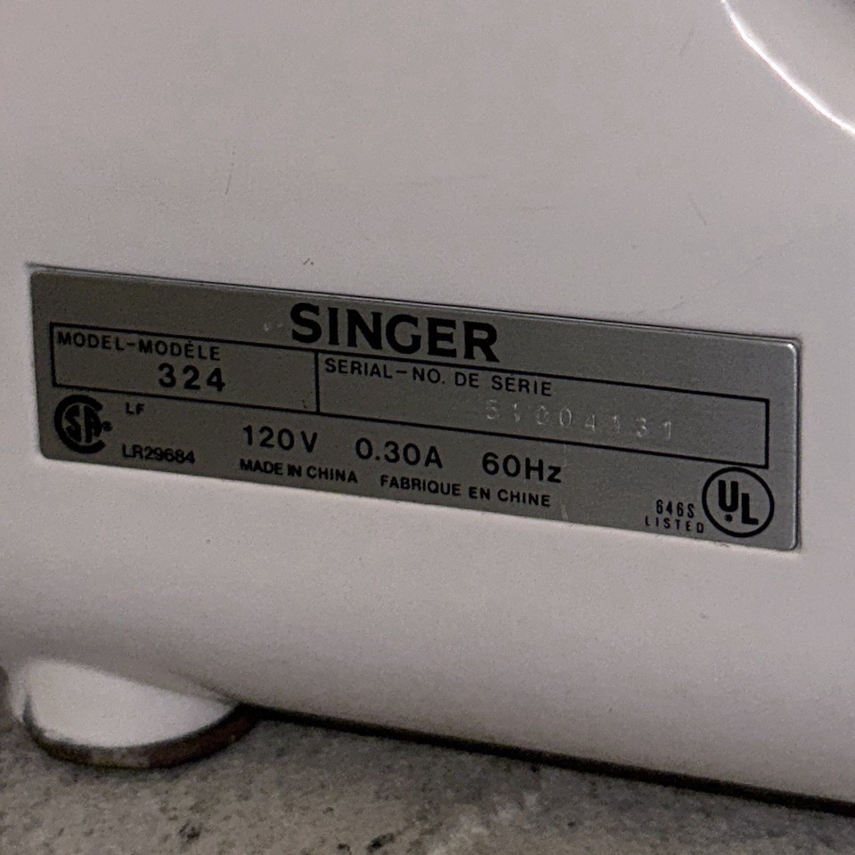 Working Singer 324 Featherweight Plus Sewing Machine + Foot Petal ...