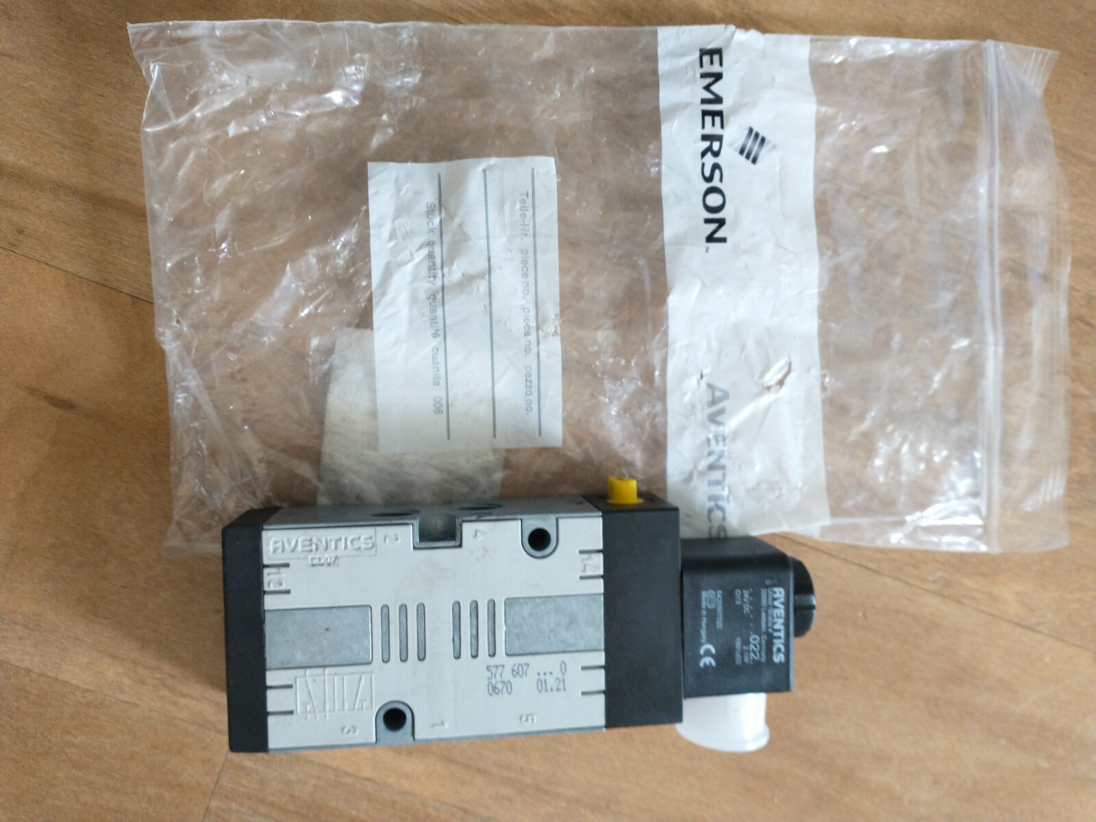 Emerson/ Aventics 5776070220, 5/2-directional valve, Series CD07, 24V ...
