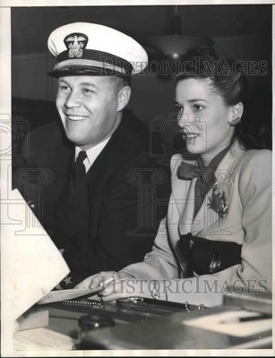 1942 Press Photo Wayne Morris with Patricia Ann O'Rourke Receive ...