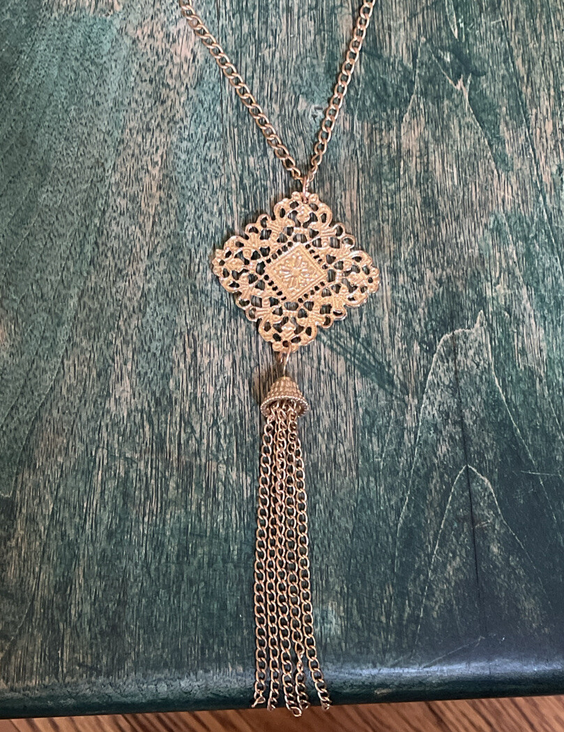 Vintage 36 inch gold tone chain with 6 inch tassel Pe… - Gem