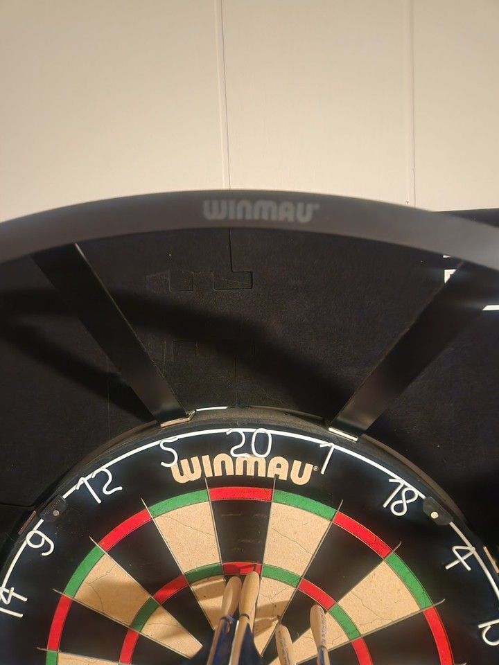 WINMAU DART BOARD COMPLETE SET UP - SURROUND, LIGHT, DARTS, SCOREBOARD ...