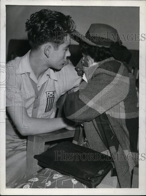 1944 Press Photo Mrs Wisecarver & son Ellsworth age 14 at court with ...