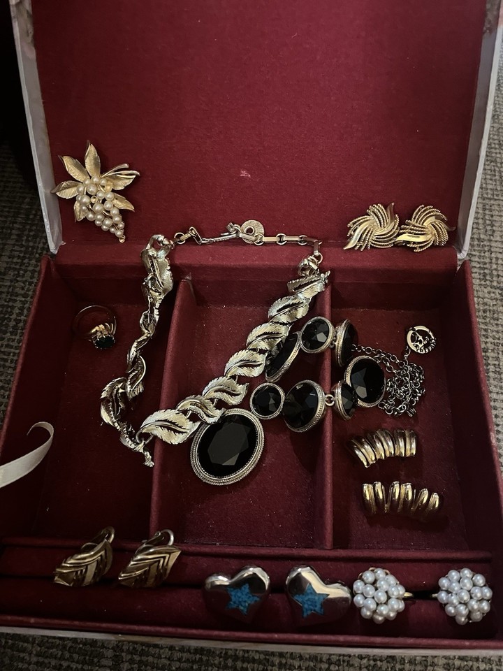 LOT Vintage Estate COSTUME JEWELRY Signed Lisner Trifari Hobe | eBay