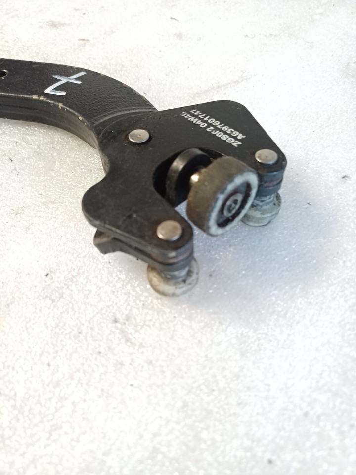 P1-7* Mercedes Vito W639 Schiebetür unten links Rollenführung ...