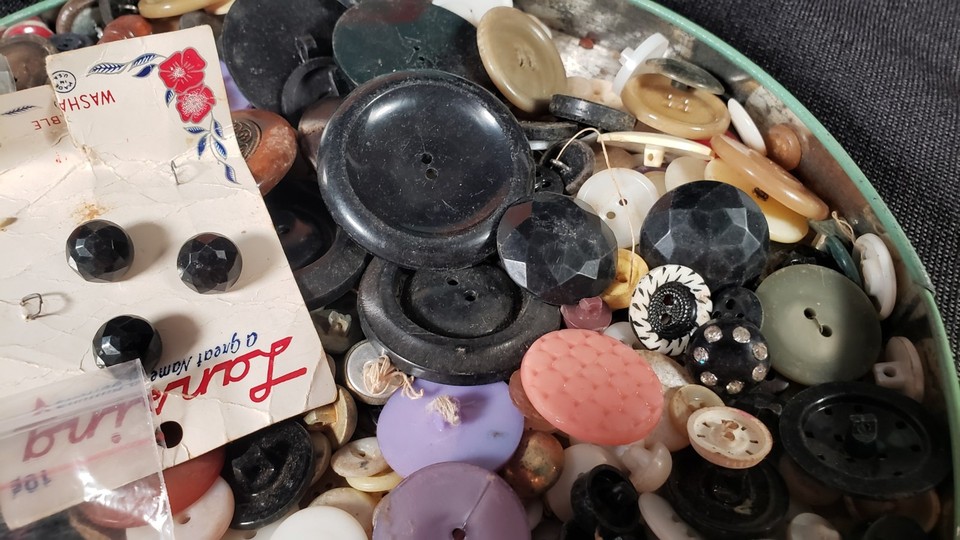 Vintage Tin of Buttons Circular Barton's Bonbonniere Christmas Angel ...