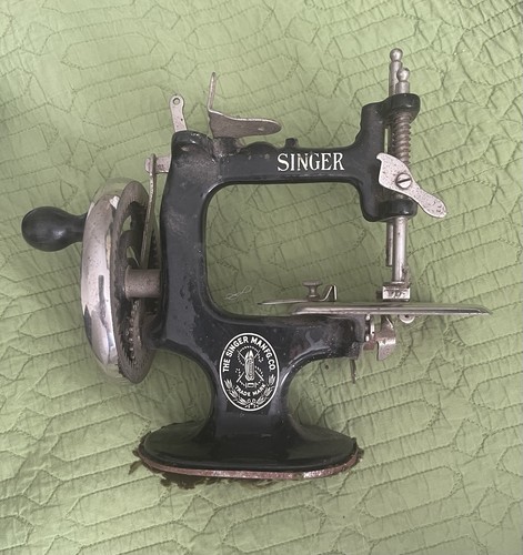 ANTIQUE COLLECTOR SINGER MANUFACTURING CO. MINIATURE/CHILDREN’S SEWING ...