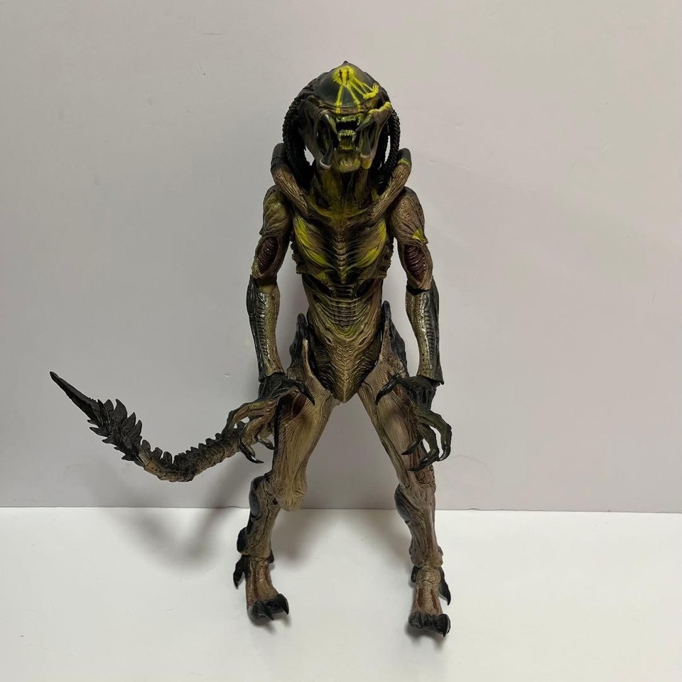 Hot Toys Predalien Battle Damaged Collector's Box AVP 2 Predator Limited Edition | eBay