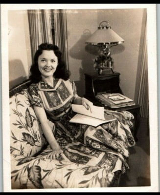 Hollywood Beauty WANDA HENDRIX STYLISH POSE 1950s STUNNING PORTRAIT ...